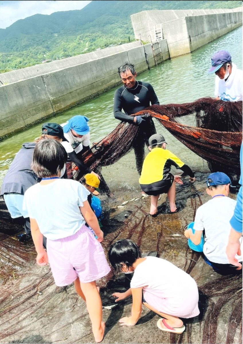 【写真部門】海辺の学校inこしき ~魚と戯れる子どもたち~ 甑島振興局長賞 屋久 結稀 第27回トンボロ芸術村コンテスト 2022年開催